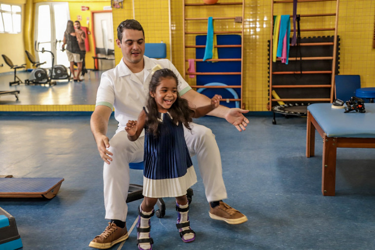 Bebê prematura supera paralisia cerebral, aprende a caminhar e desafia ...